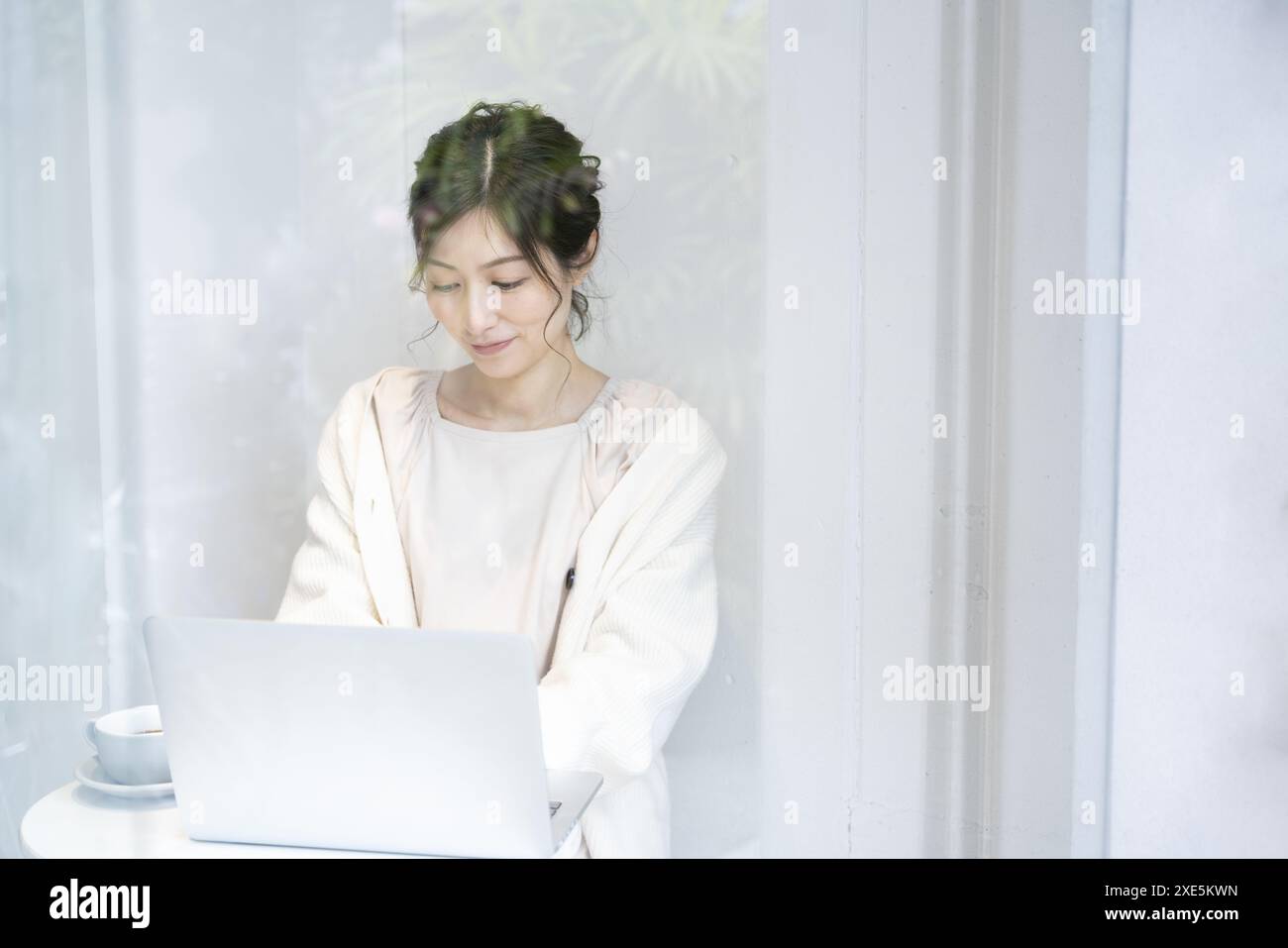 Person behind computer pc hi-res stock photography and images - Alamy