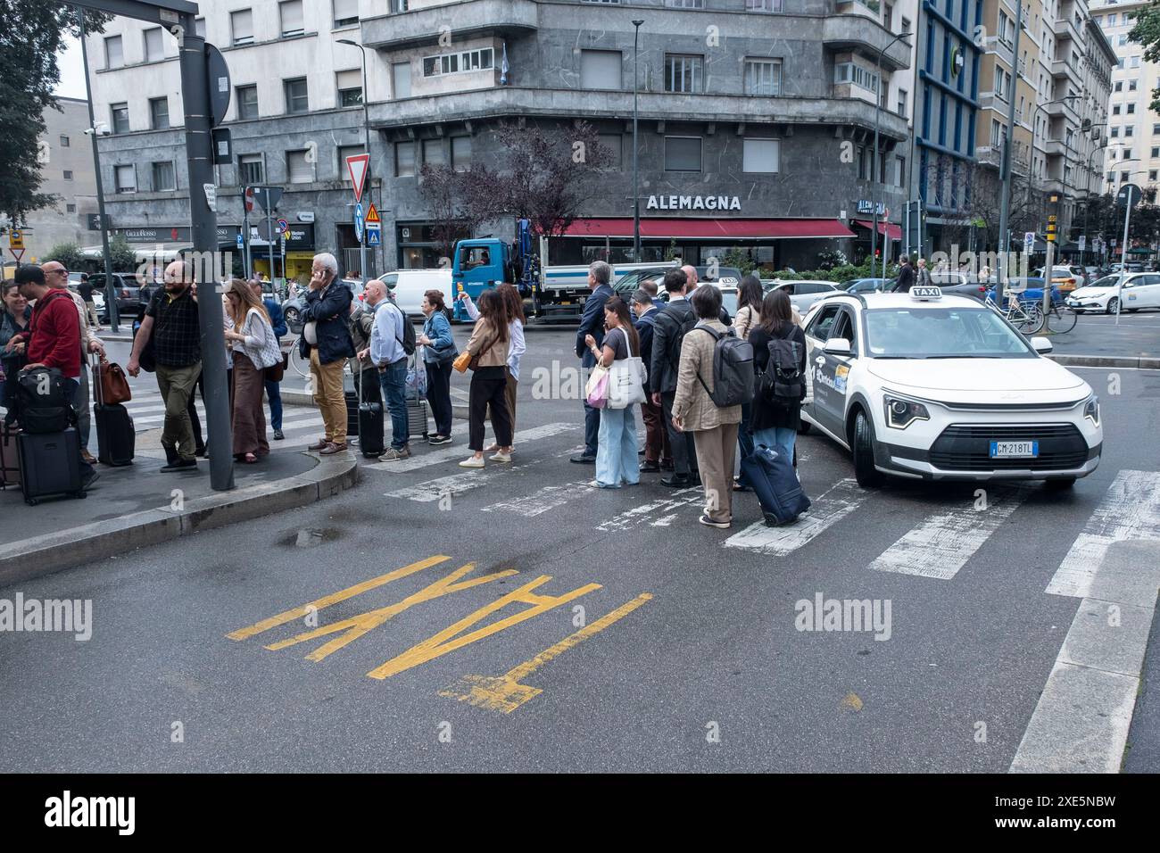 Milano, Italia. 26th June, 2024. Milano Centrale. Sciopero dei mezzi ...
