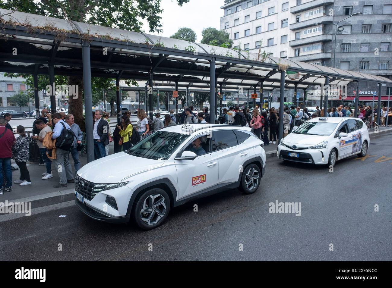 Milano, Italia. 26th June, 2024. Milano Centrale. Sciopero dei mezzi. M2 bloccata e code alla ...