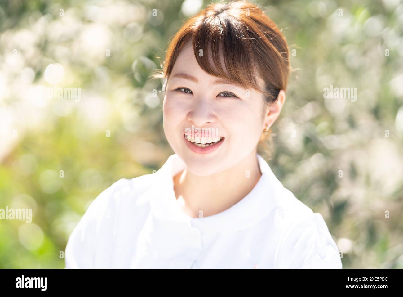 Woman wearing white and laughing Stock Photo - Alamy