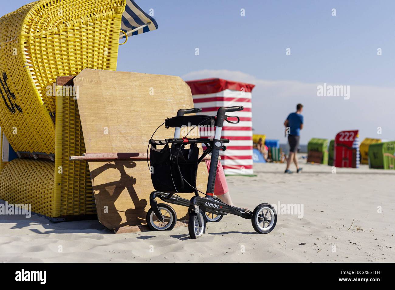 Rollator auf der Nordseeinsel Borkum, 19.05.2024. Borkum Deutschland ...