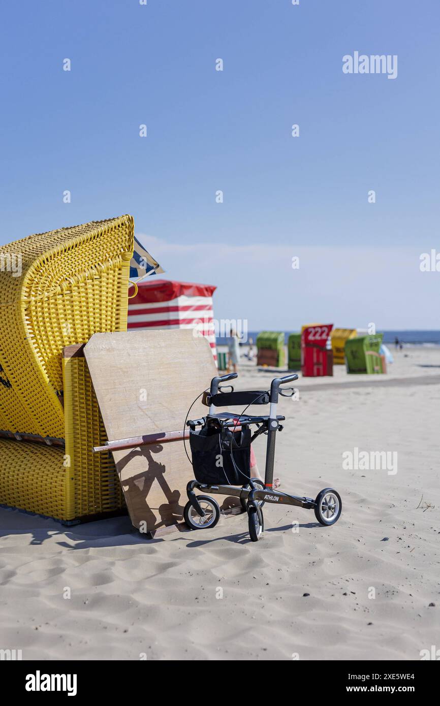 Rollator auf der Nordseeinsel Borkum, 19.05.2024. Borkum Deutschland ...