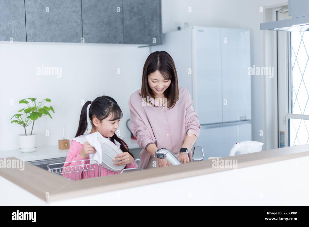 Mother and daughter washing dishes Stock Photo - Alamy
