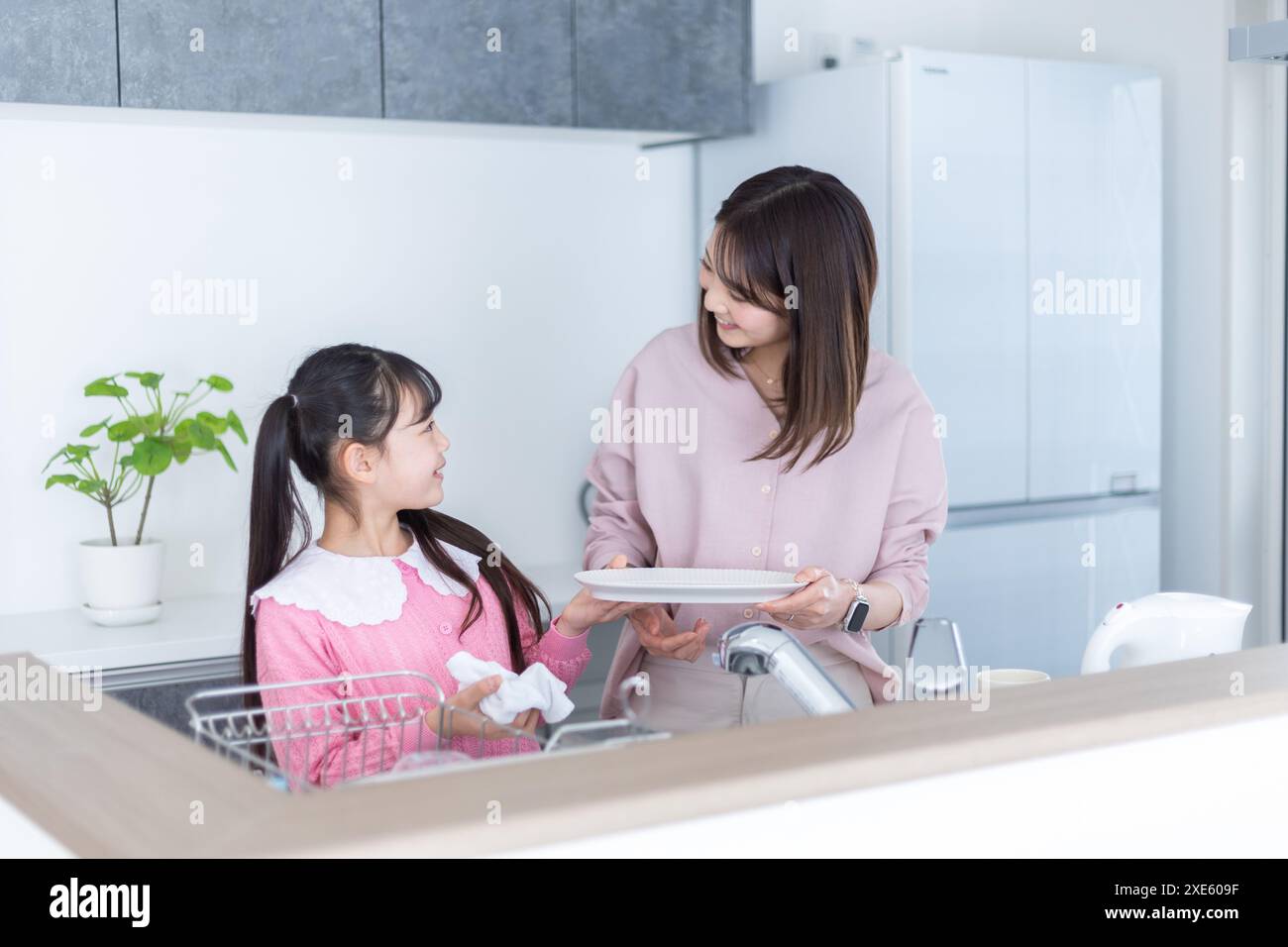 Mother and daughter washing dishes Stock Photo - Alamy