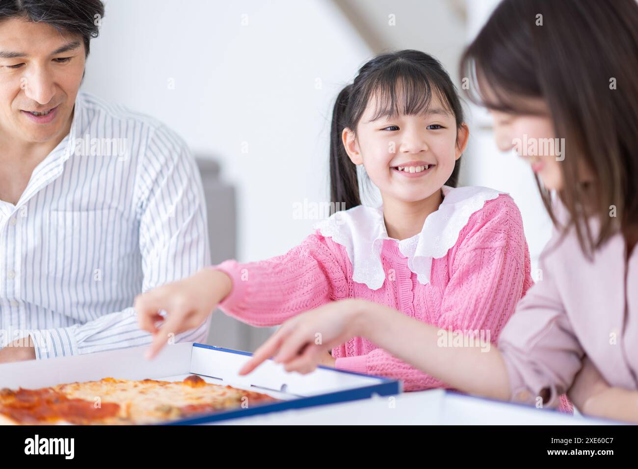 Father daughter having pizza hi-res stock photography and images - Alamy