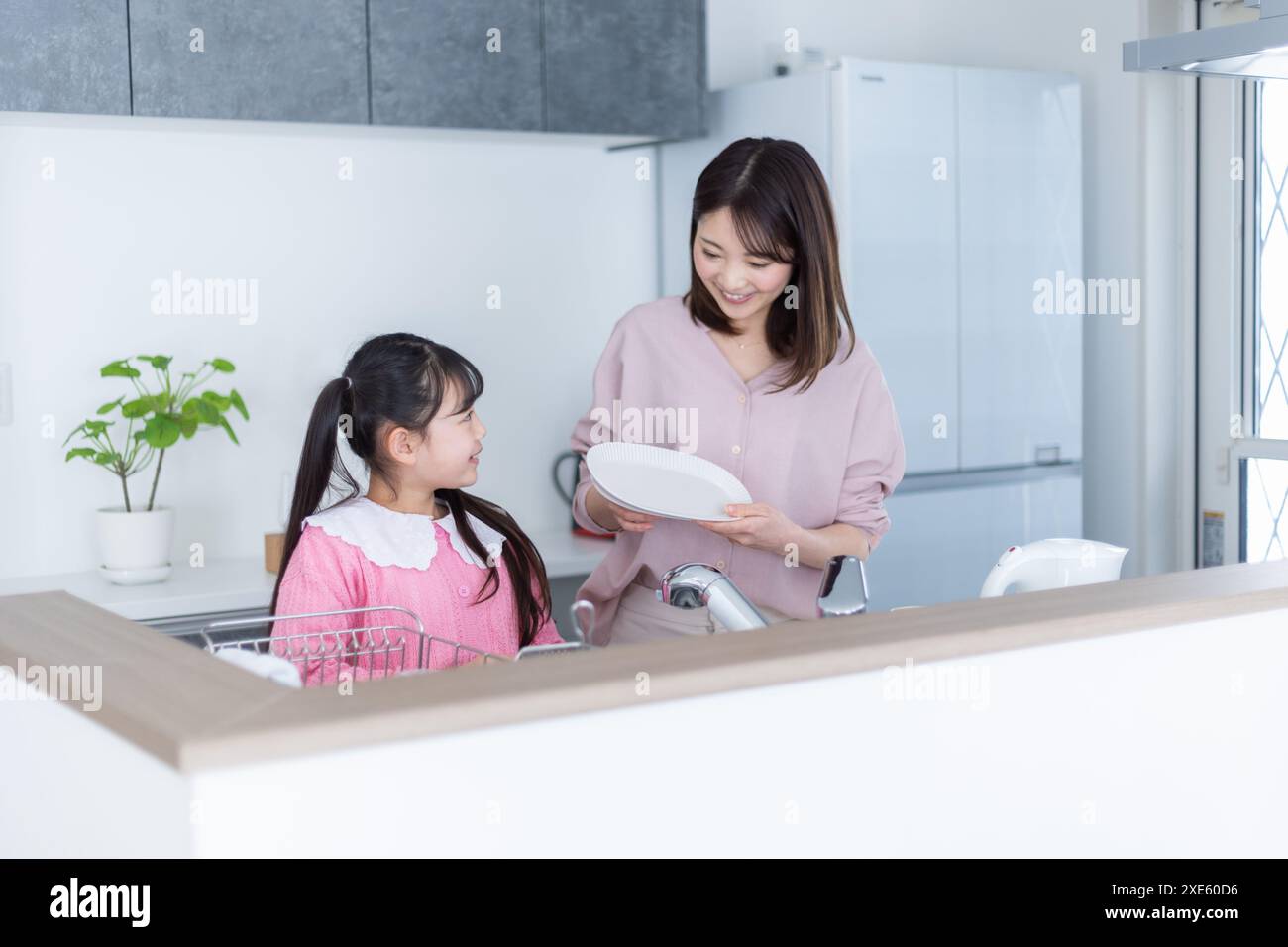 Mother and daughter washing dishes Stock Photo - Alamy