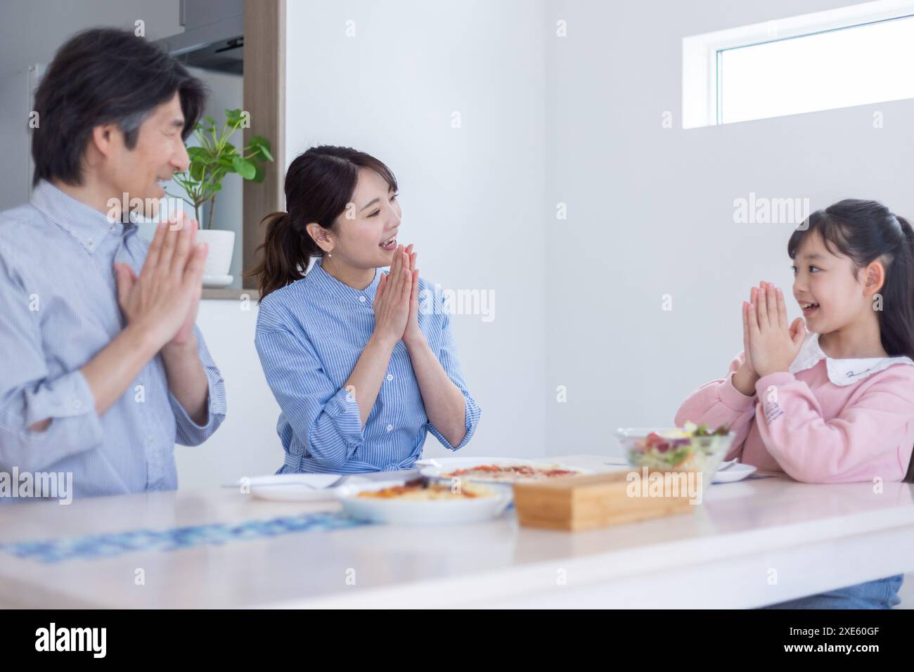 Family surrounding table hi-res stock photography and images - Alamy