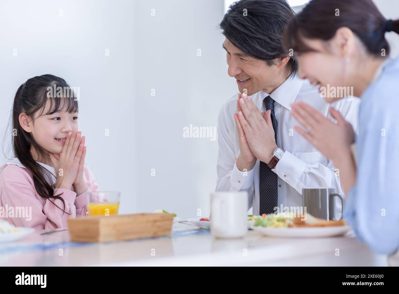 Family surrounding table hi-res stock photography and images - Alamy