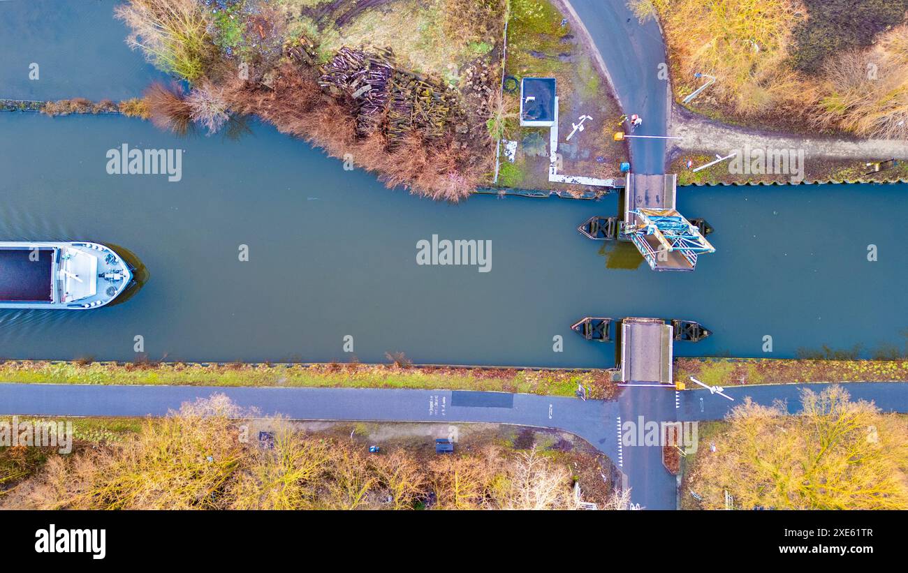 Aerial view boat crossing hi-res stock photography and images - Alamy