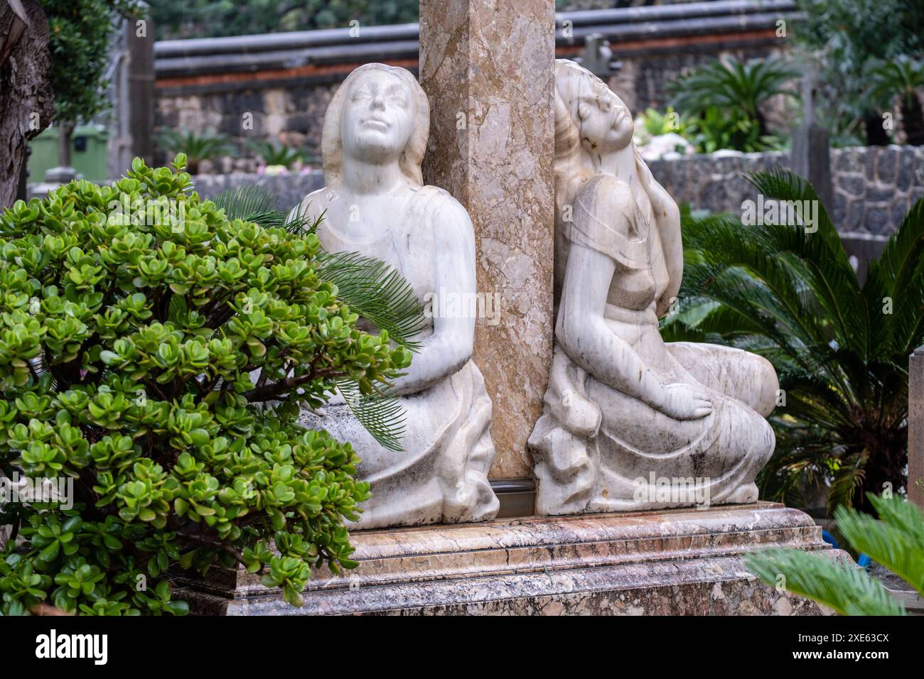 Women and peace hi-res stock photography and images - Alamy