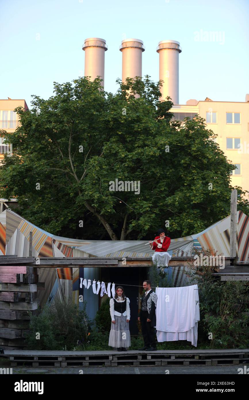 Anna-Luise Barth als Margarete, genannt Gretchen, Adrian Stowasser als ...