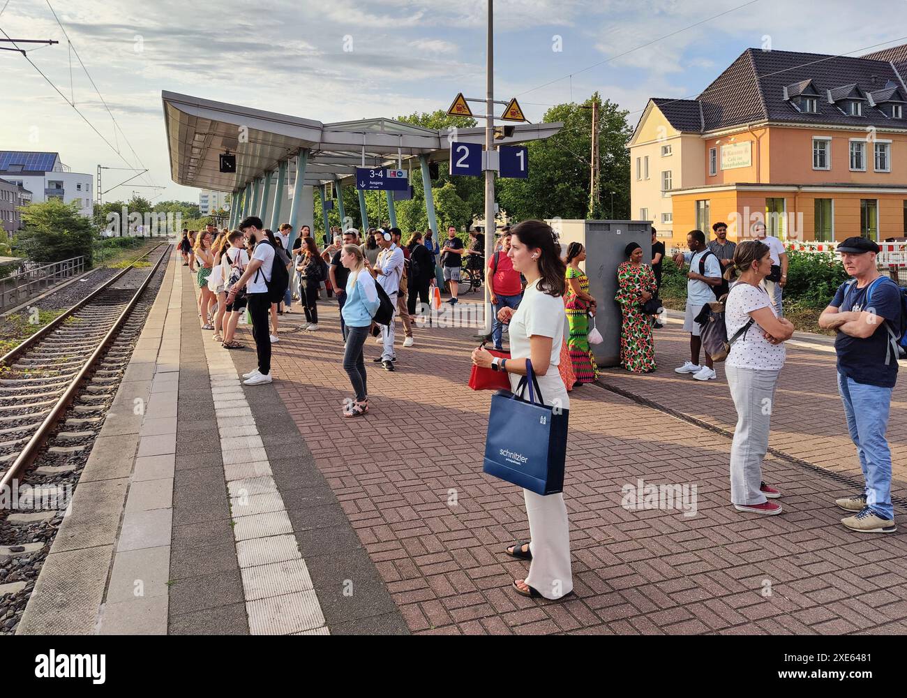 Viele Menschen warten am Bahnsteig auf den Zug, Hauptbahnhof, Luenen, Nordrhein-Westfalen ...