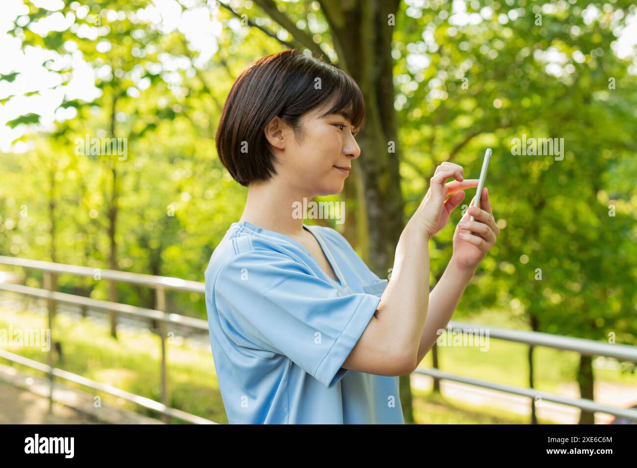 Female healthcare professional using a smartphone Stock Photo - Alamy