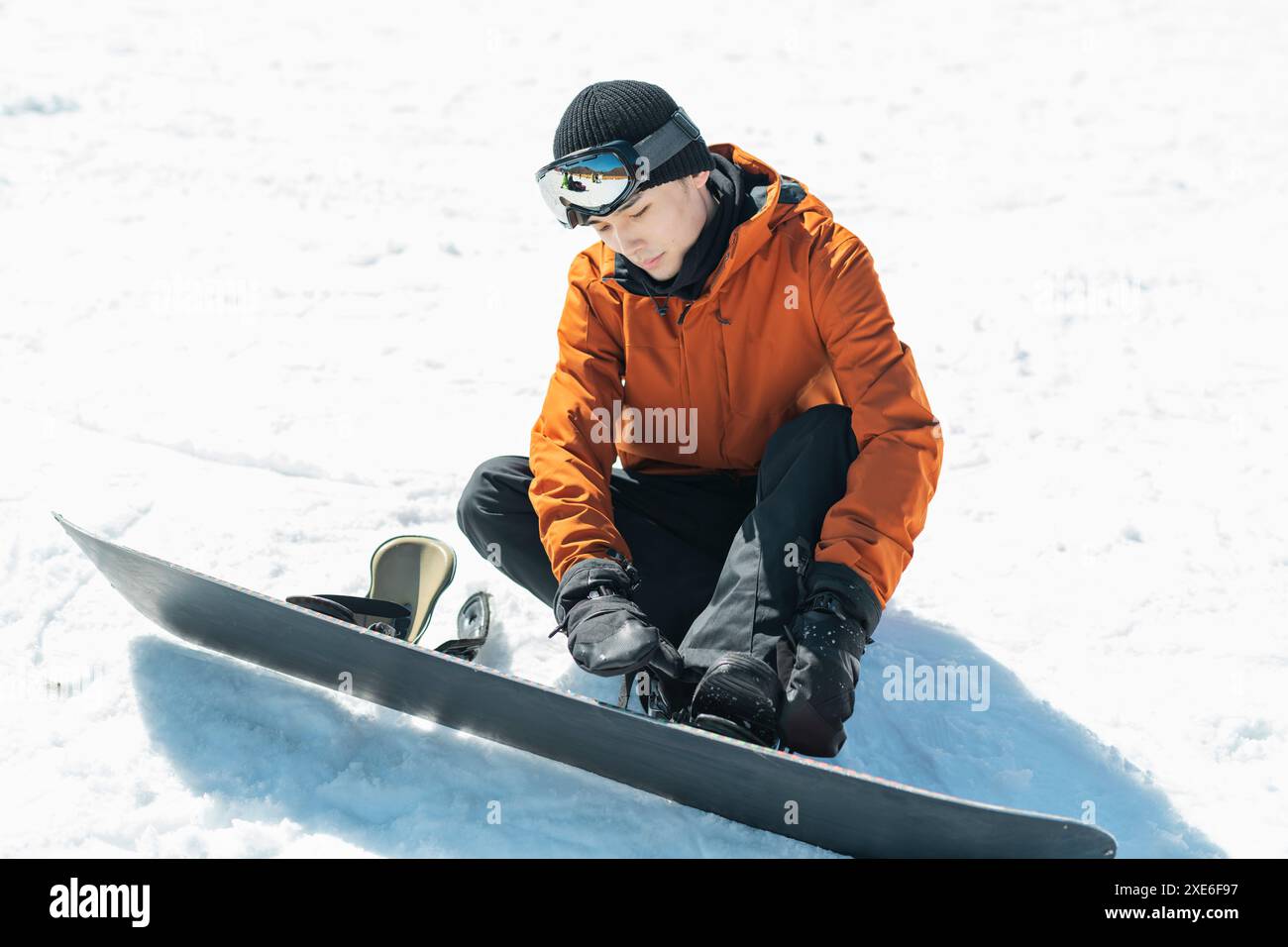 Asian male snowboarder hi-res stock photography and images - Alamy