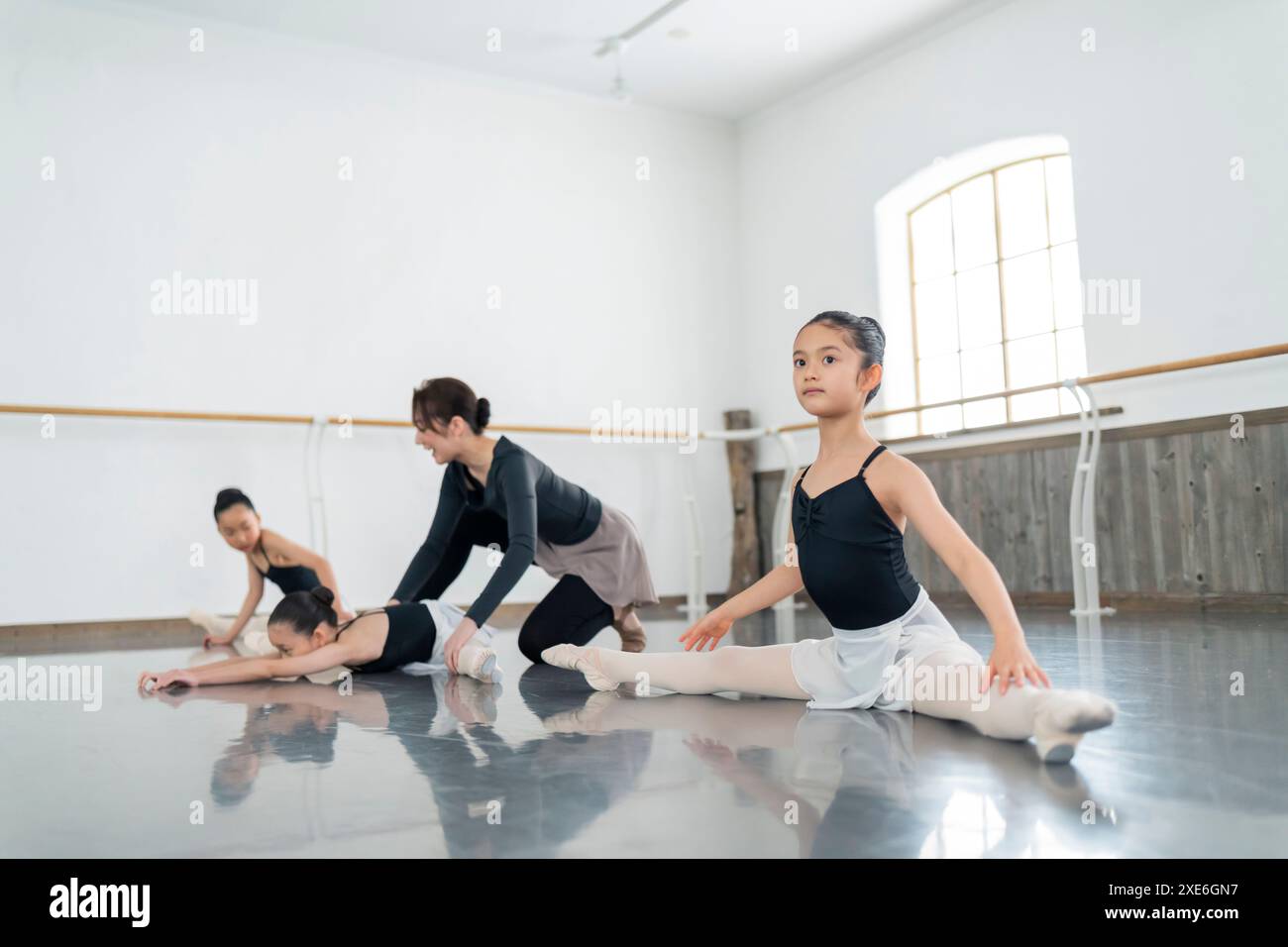 Ballet class, instructor and children Stock Photo - Alamy