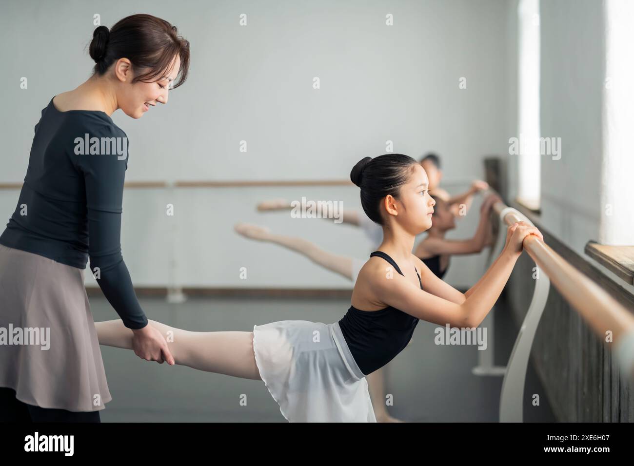 Teaching children ballet hi-res stock photography and images - Alamy