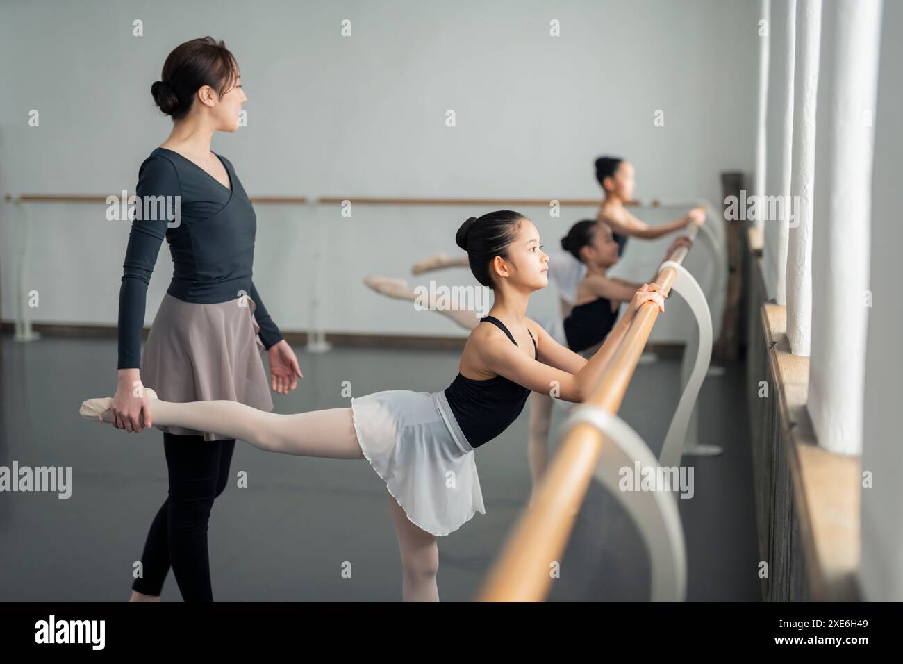 Teaching children ballet hi-res stock photography and images - Alamy