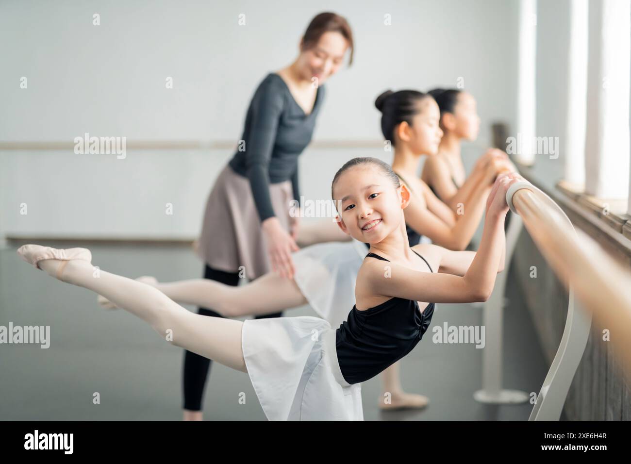 Teaching children ballet hi-res stock photography and images - Alamy