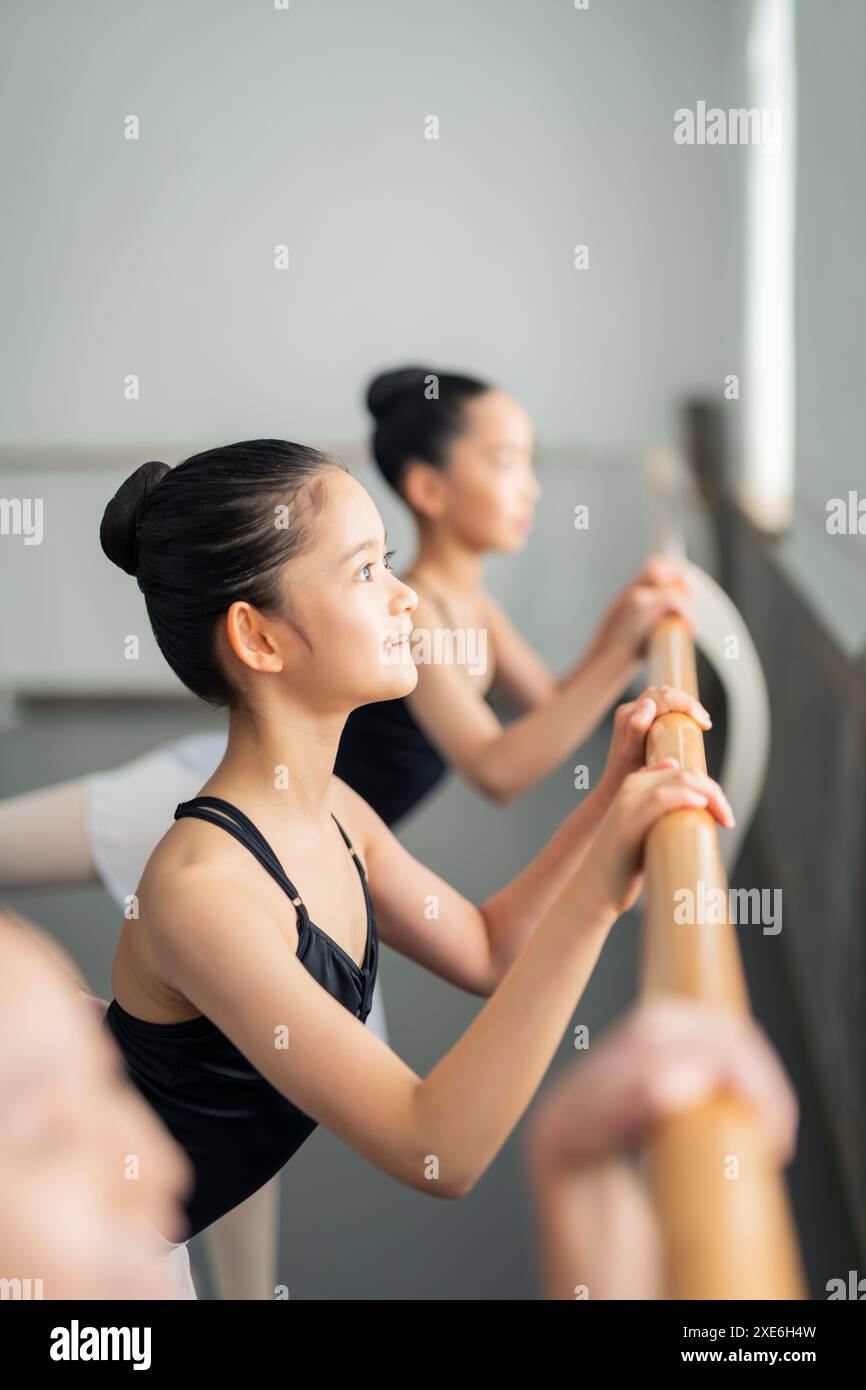 Ballet class - girls Stock Photo - Alamy