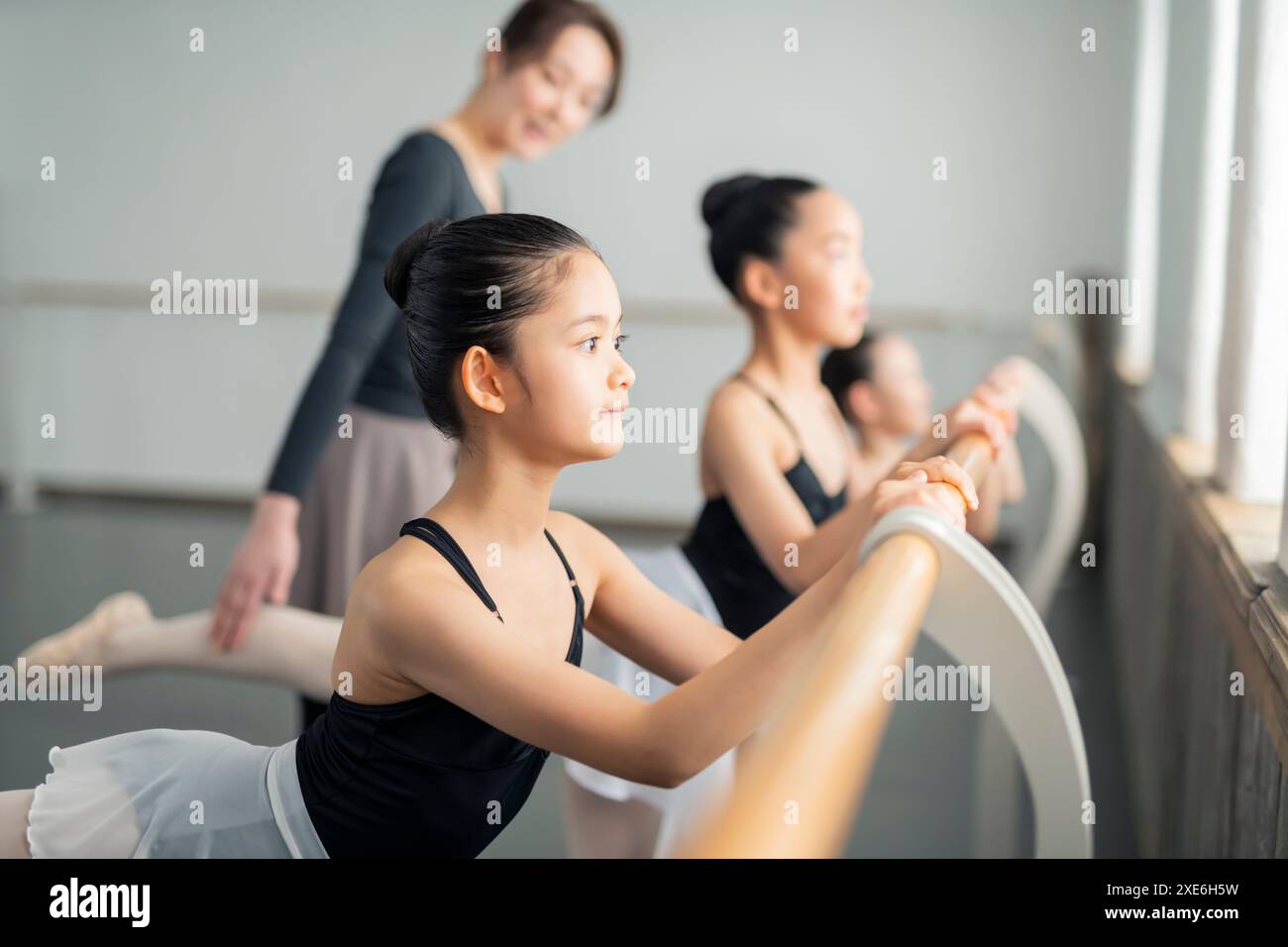 Teaching children ballet hi-res stock photography and images - Alamy