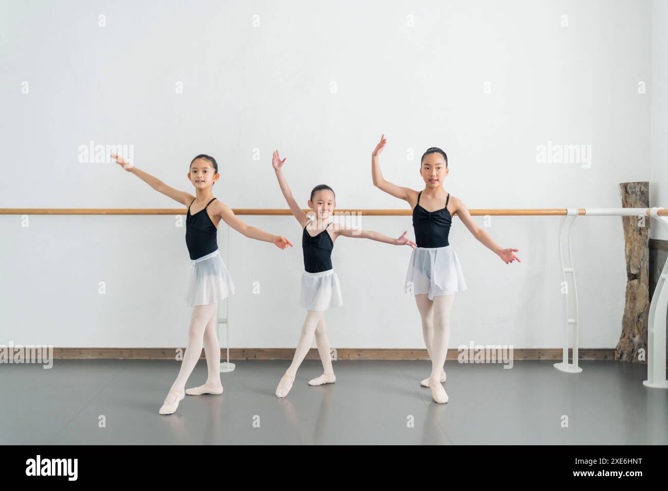 Ballet class - girls Stock Photo - Alamy
