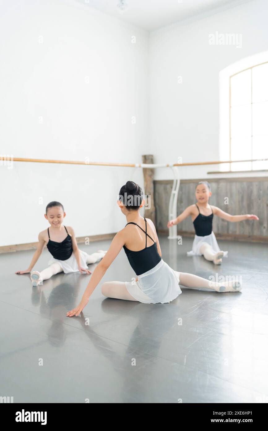 Ballet class - girls Stock Photo - Alamy