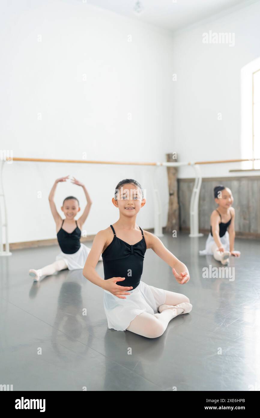 Ballet class - girls Stock Photo - Alamy