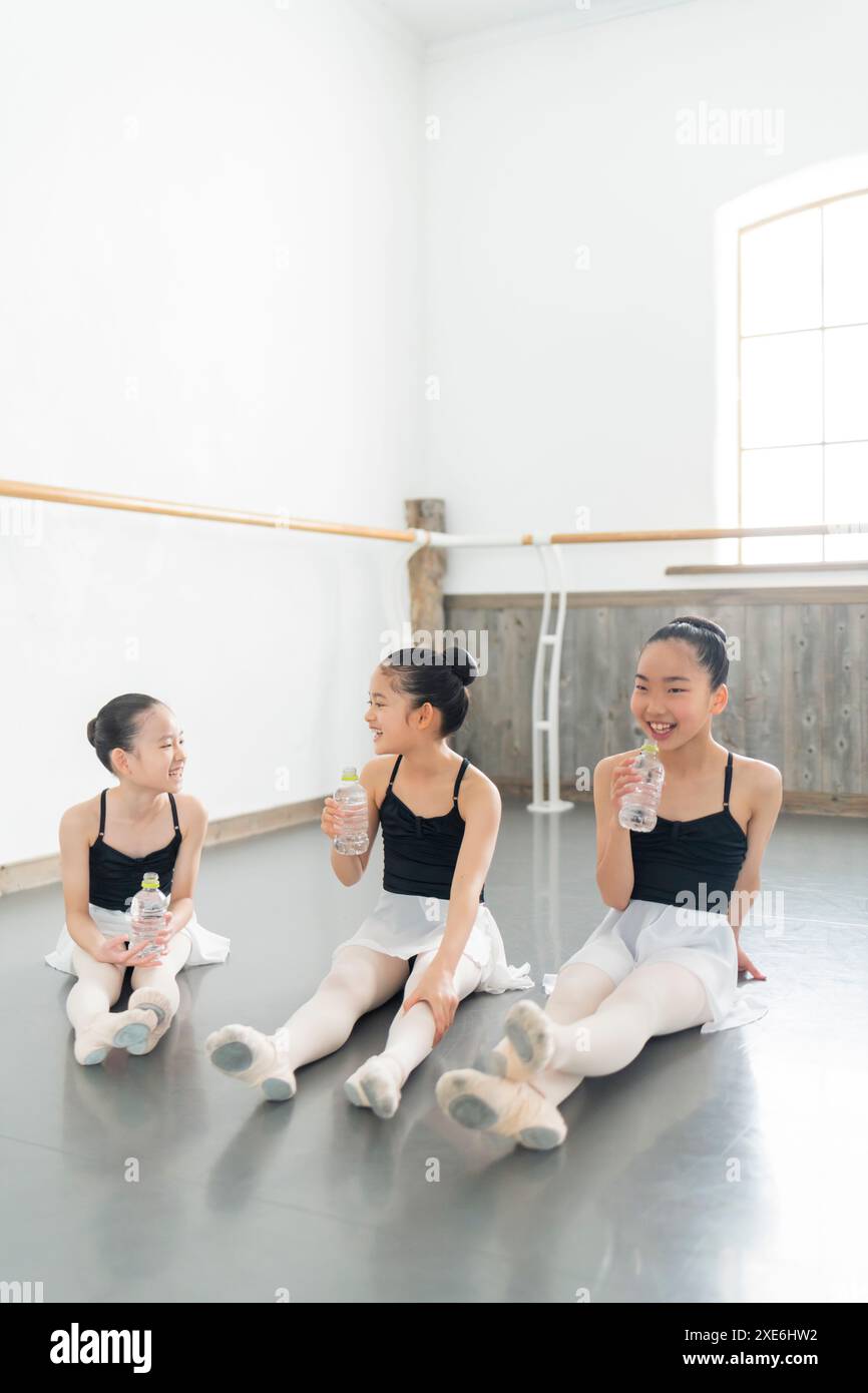 Japanese school girls dancing hi-res stock photography and images - Alamy