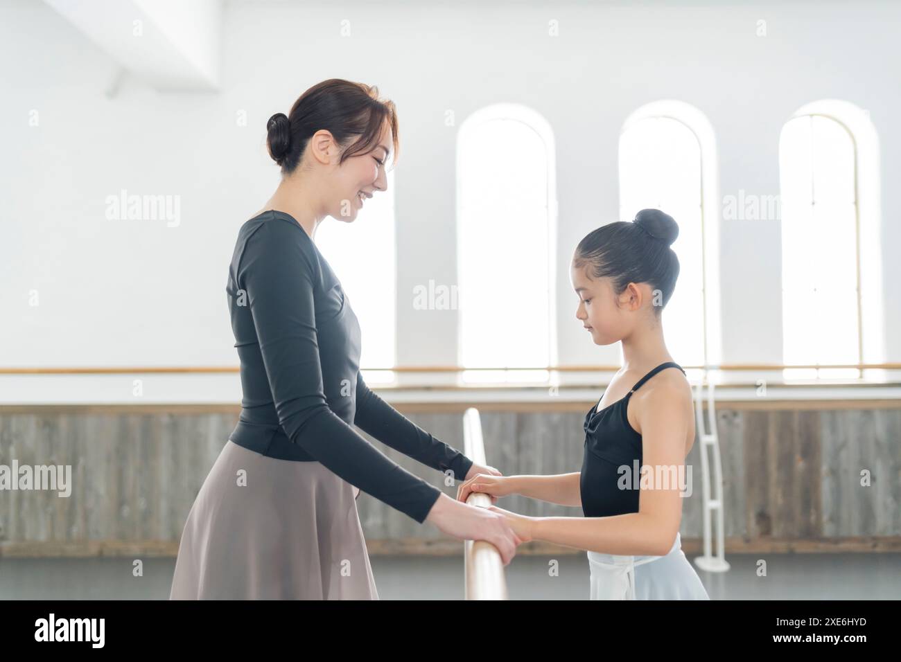 Ballet class, teacher and students Stock Photo - Alamy