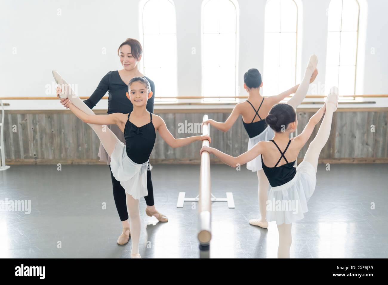 Ballet studio learning hi-res stock photography and images - Alamy