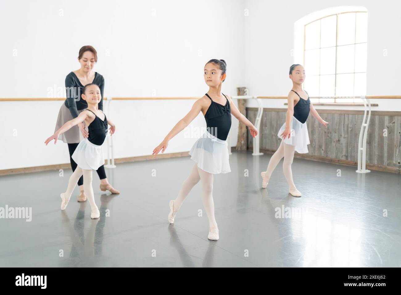 Ballet class, teacher and students Stock Photo - Alamy