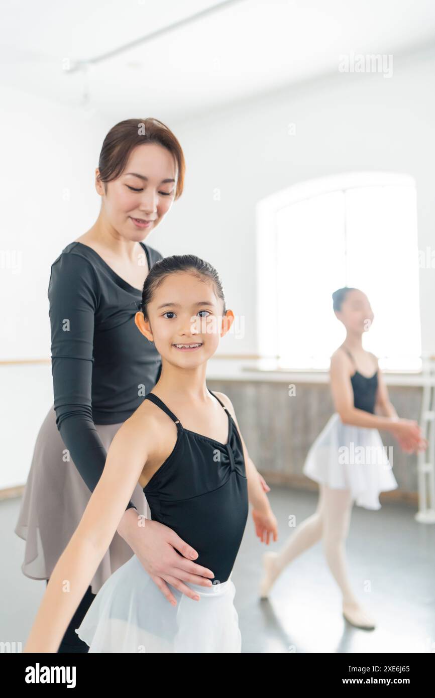 Ballet class - girls Stock Photo - Alamy