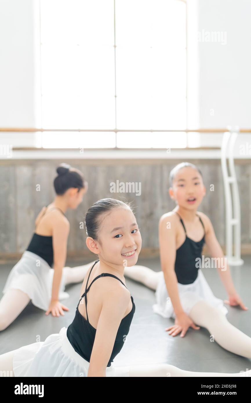 Ballet class - girls Stock Photo - Alamy