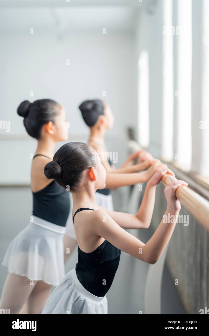 Ballet class - girls Stock Photo - Alamy