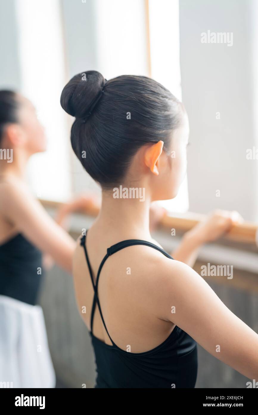 Ballet class - girls Stock Photo - Alamy