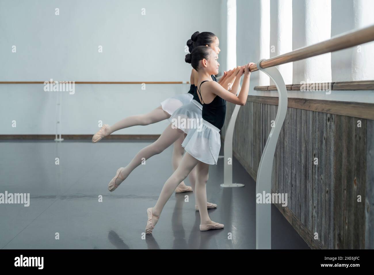 Ballet class - girls Stock Photo - Alamy
