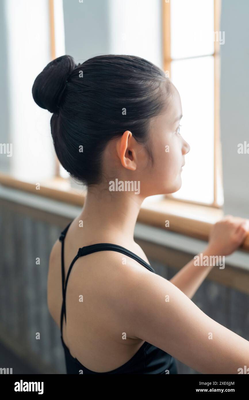 Primary school girls ballet lesson hi-res stock photography and images ...