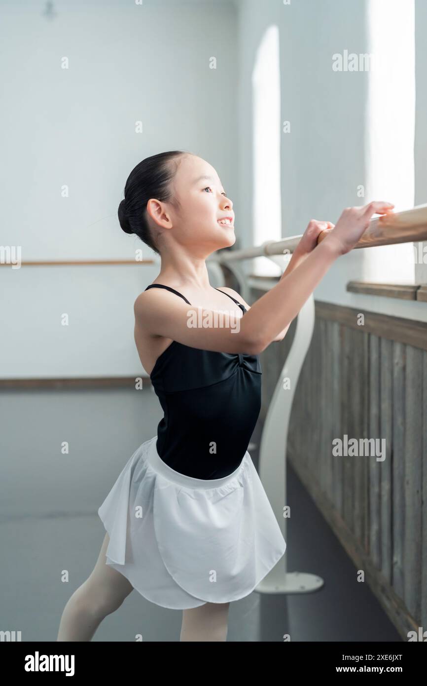Ballet class - girls Stock Photo - Alamy