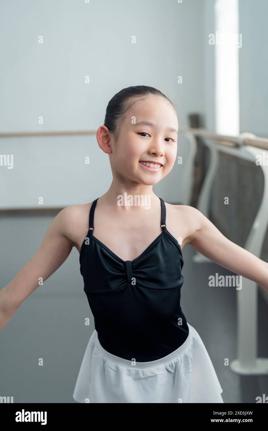 Ballet class - girls Stock Photo - Alamy