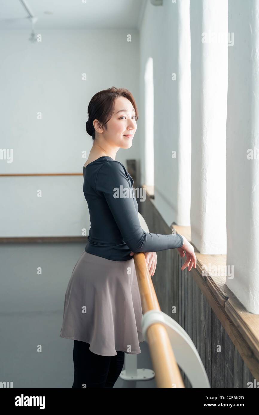 Ballet class, instructor Stock Photo - Alamy