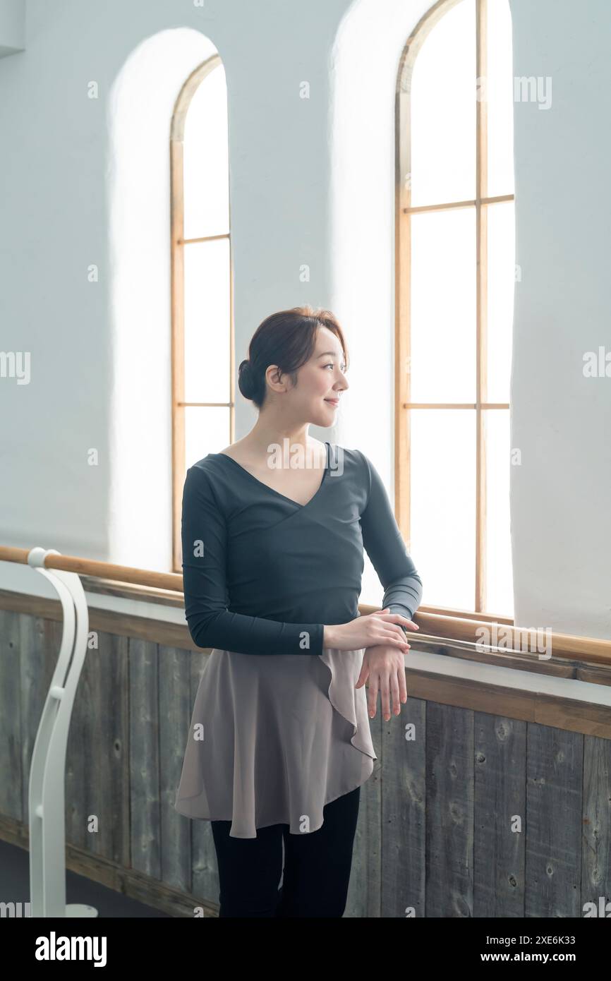 Ballet class, instructor Stock Photo - Alamy