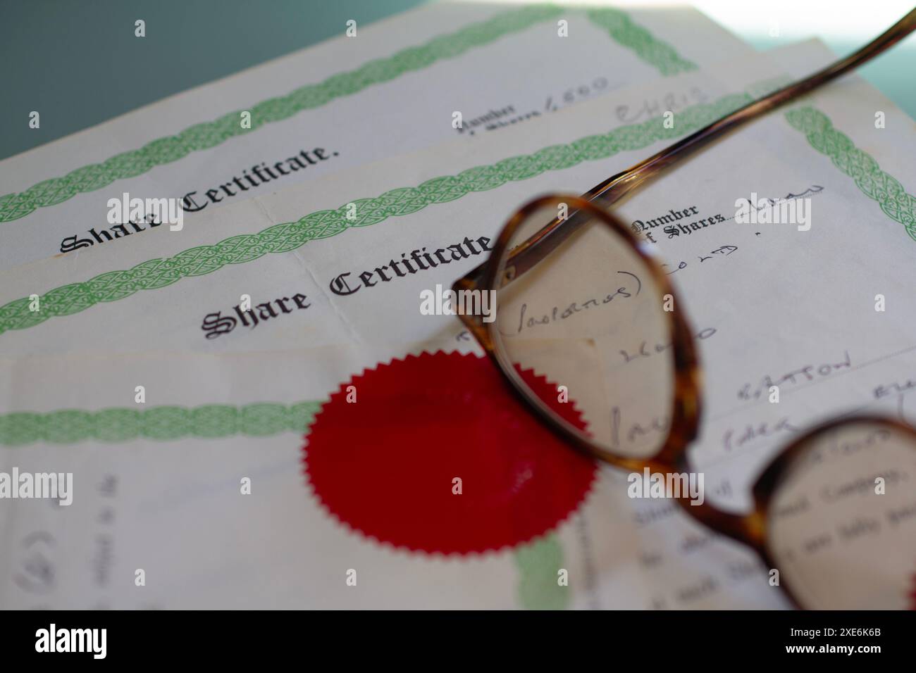 Share certificates paper hi-res stock photography and images - Alamy