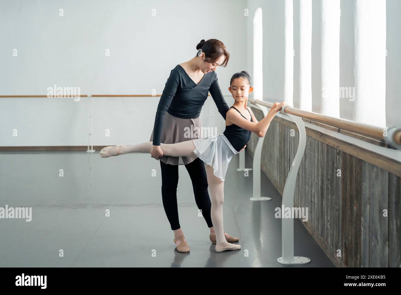 Ballet class, teacher and students Stock Photo - Alamy