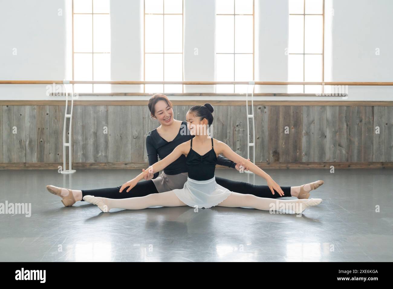 Ballet class, teacher and students Stock Photo - Alamy