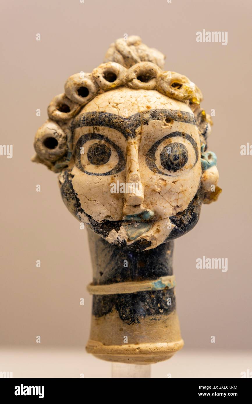 A female head hi-res stock photography and images - Alamy