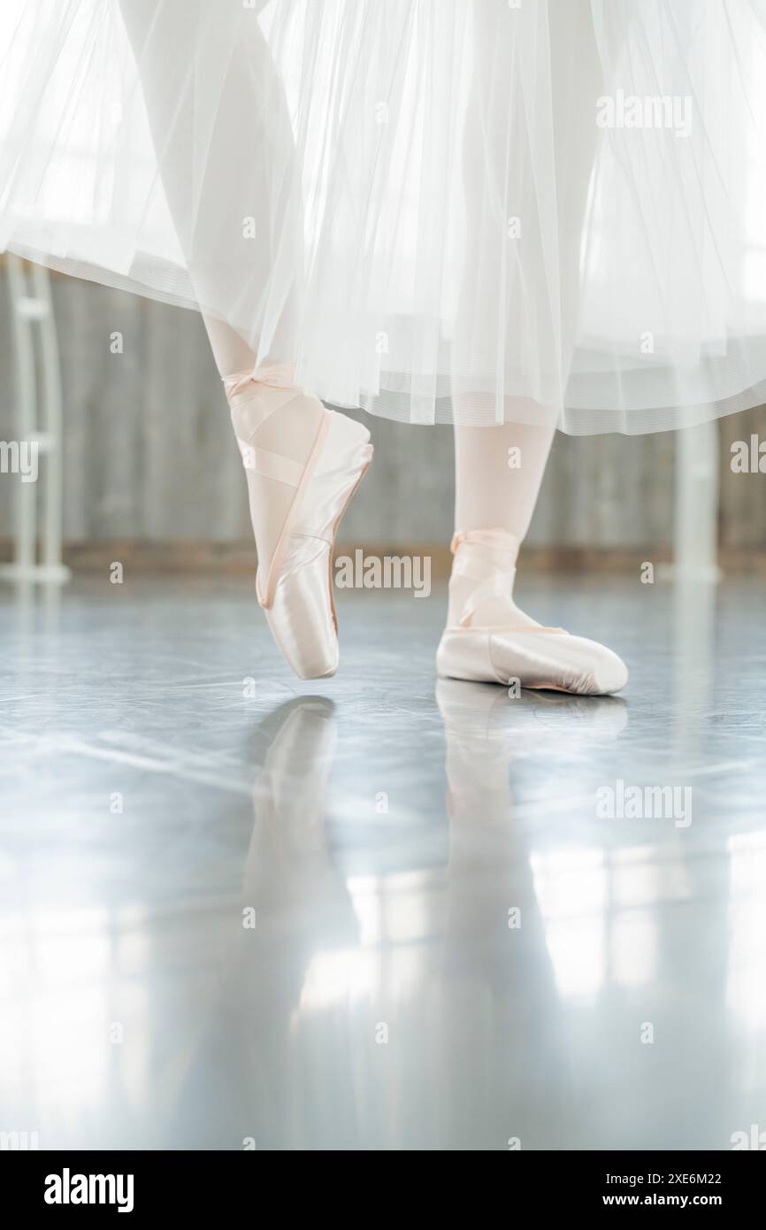 Ballet class, instructor Stock Photo - Alamy