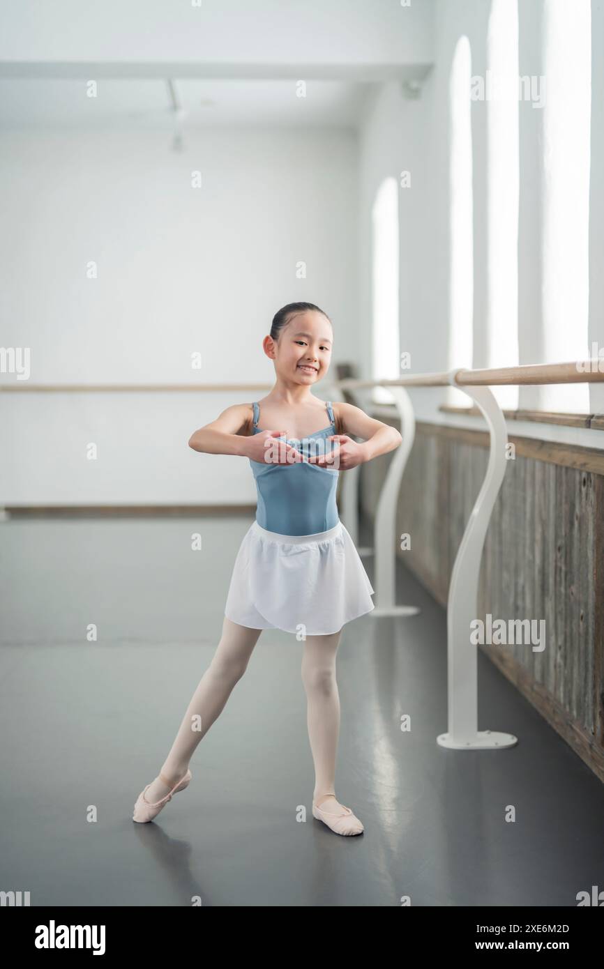 Primary school girls ballet lesson hi-res stock photography and images ...