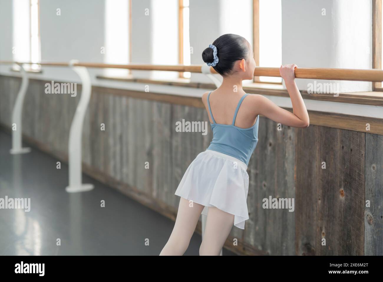 Primary school girls ballet lesson hi-res stock photography and images ...