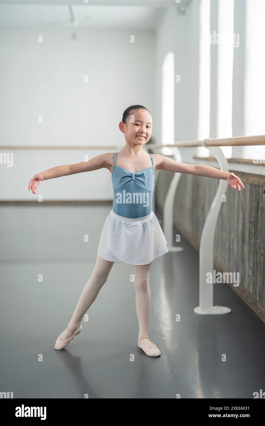 Ballet class - girls Stock Photo - Alamy