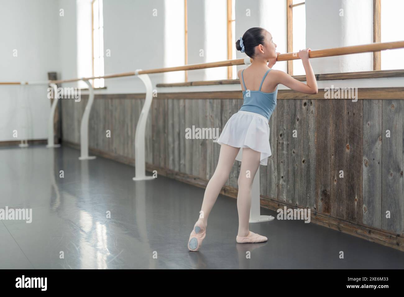 Ballet class - girls Stock Photo - Alamy